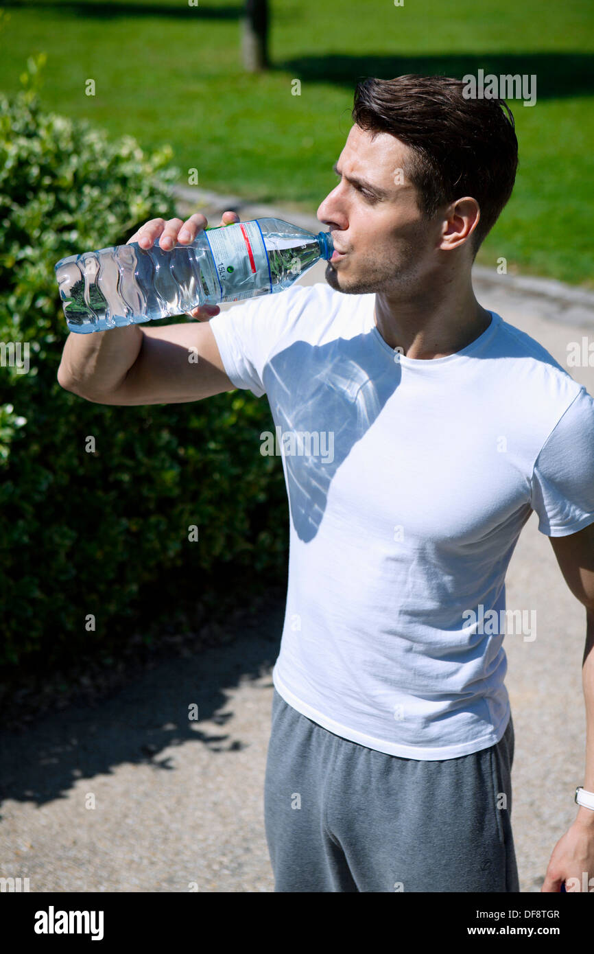 Man thirsty hi-res stock photography and images - Alamy