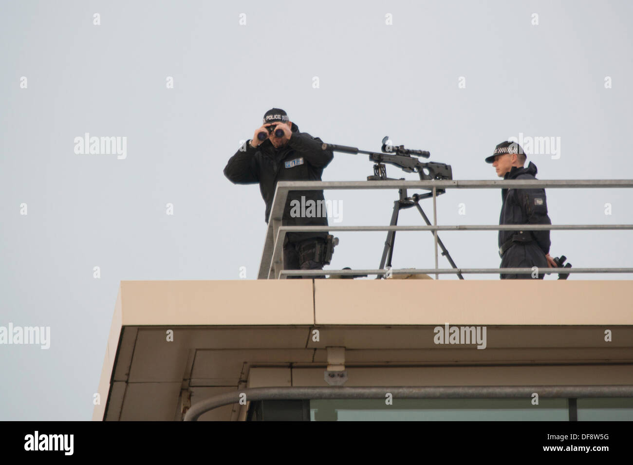 Snipers on roof hi-res stock photography and images - Alamy