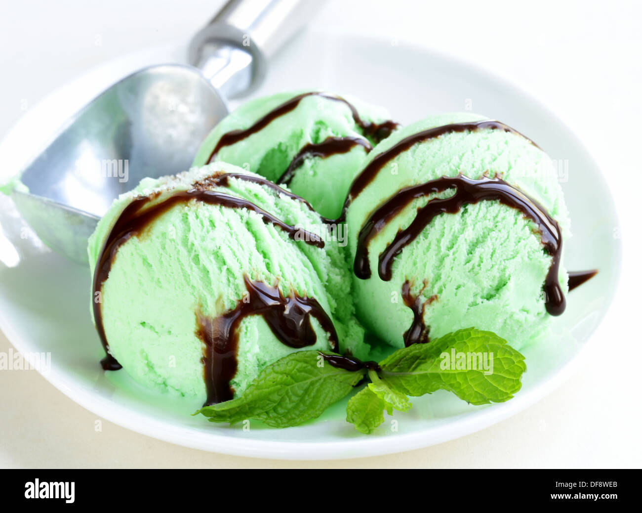 Scoop vanilla ice cream balls hi-res stock photography and images - Alamy