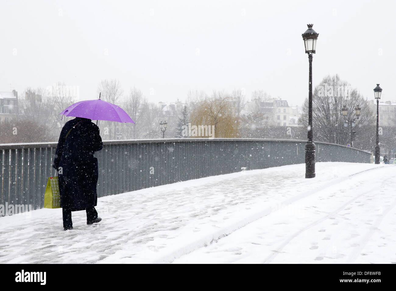 Streets full of snow hi-res stock photography and images - Alamy