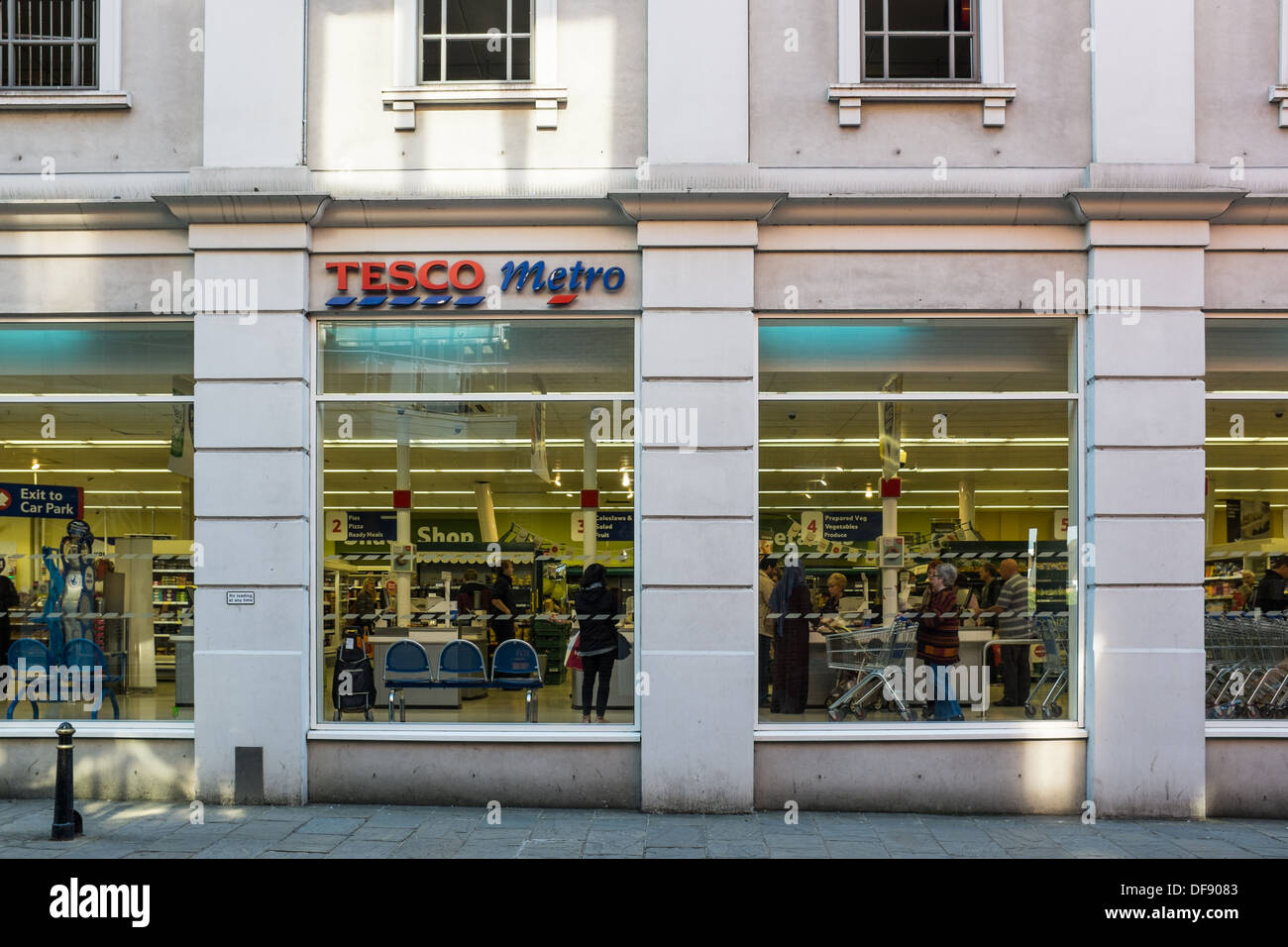 Tesco Metro Supermarket Stock Photo - Alamy