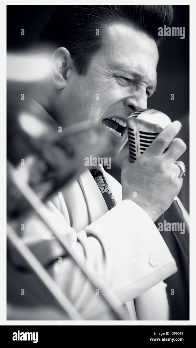 Vintage microphone hi-res stock photography and images - Alamy