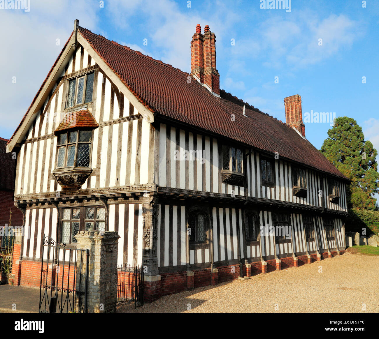 Medieval buildings england hi-res stock photography and images - Alamy