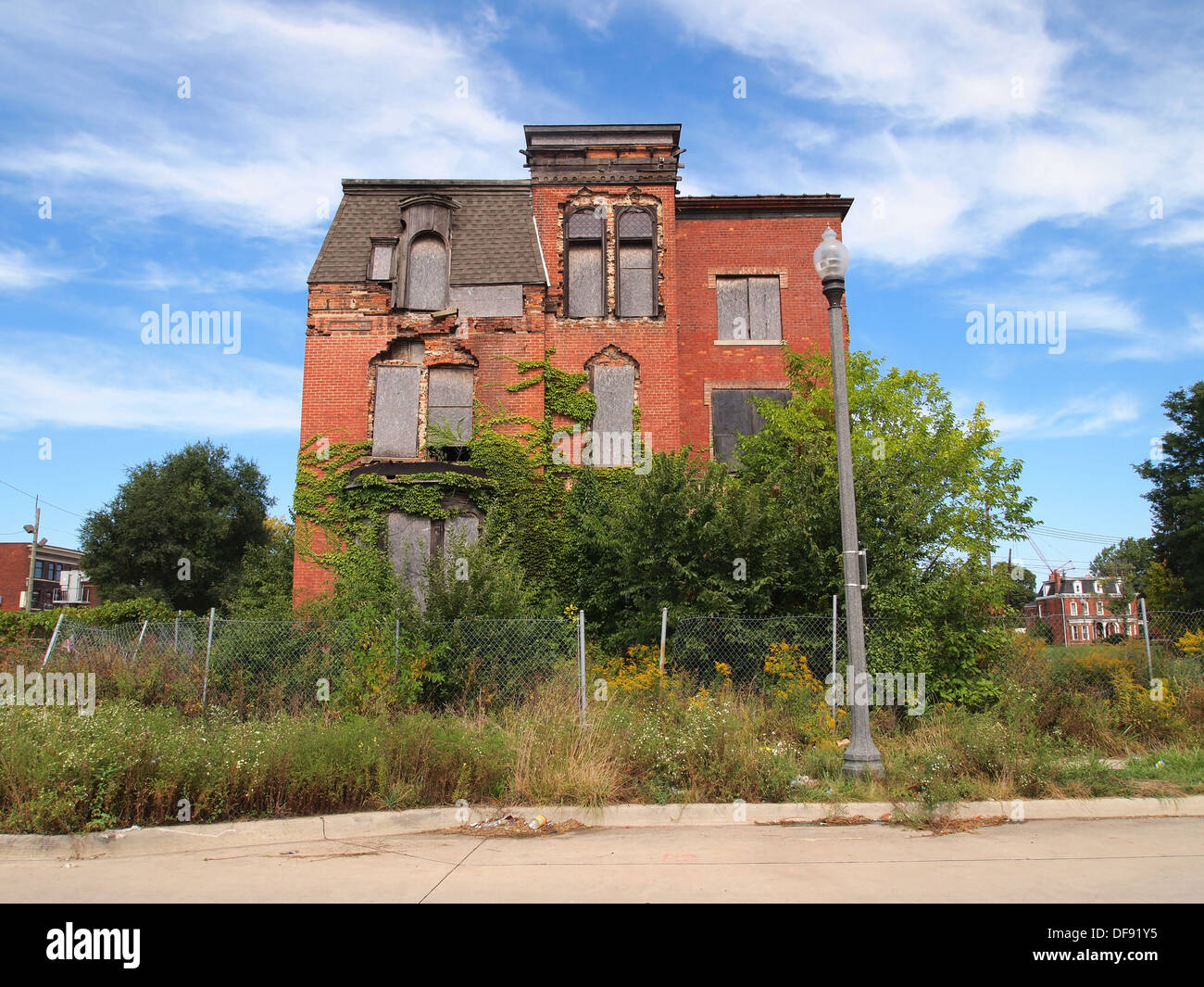 Boarded up house detroit hi-res stock photography and images - Alamy