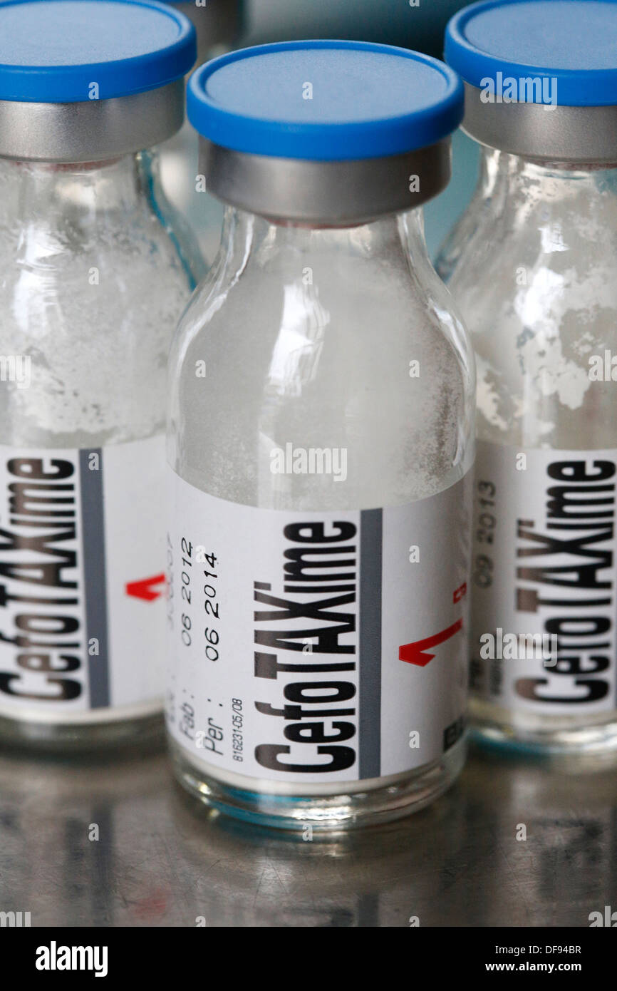 Cephalosporin antibiotic hi-res stock photography and images - Alamy