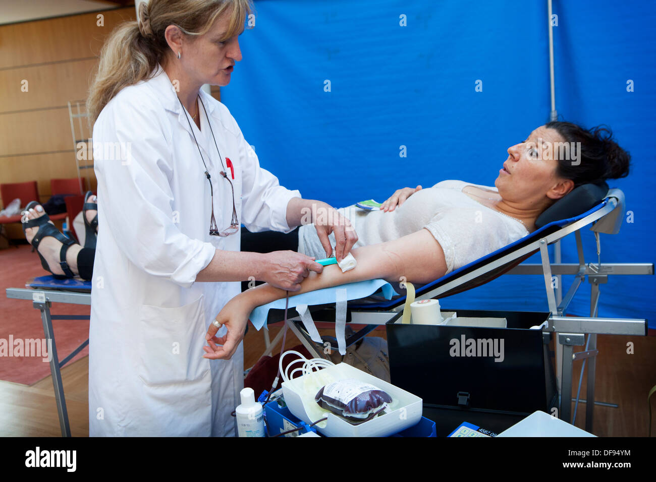 Donating blood hi-res stock photography and images - Alamy