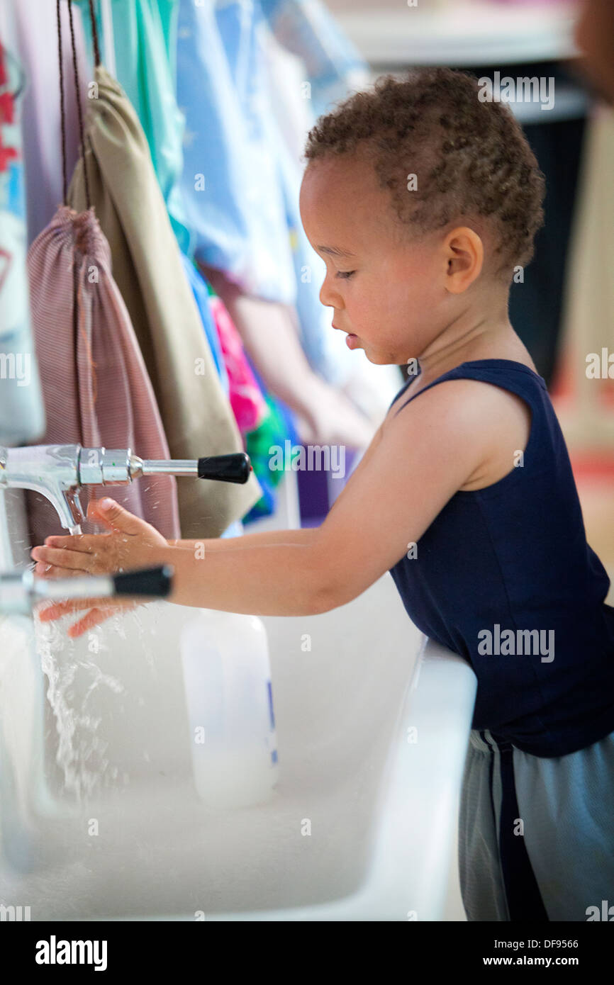 Nursery children washing hands hi-res stock photography and images - Alamy