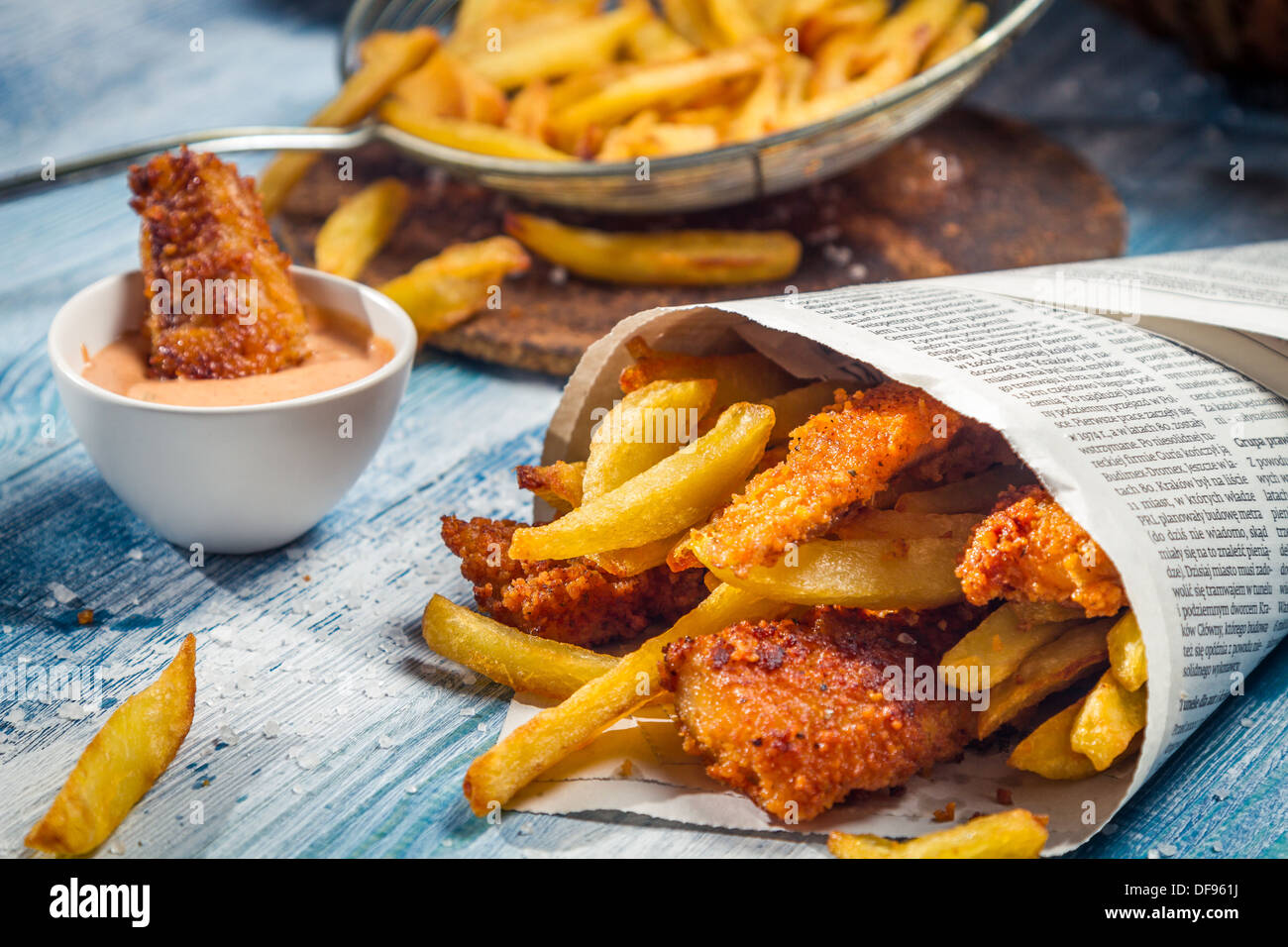 Fish and chips in paper hi-res stock photography and images - Alamy