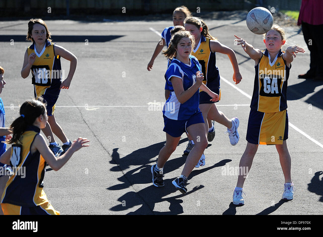 Kids netball hi-res stock photography and images - Alamy