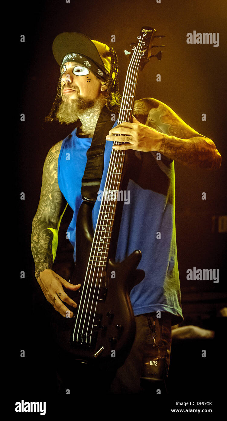 Korn bassist hi-res stock photography and images - Alamy