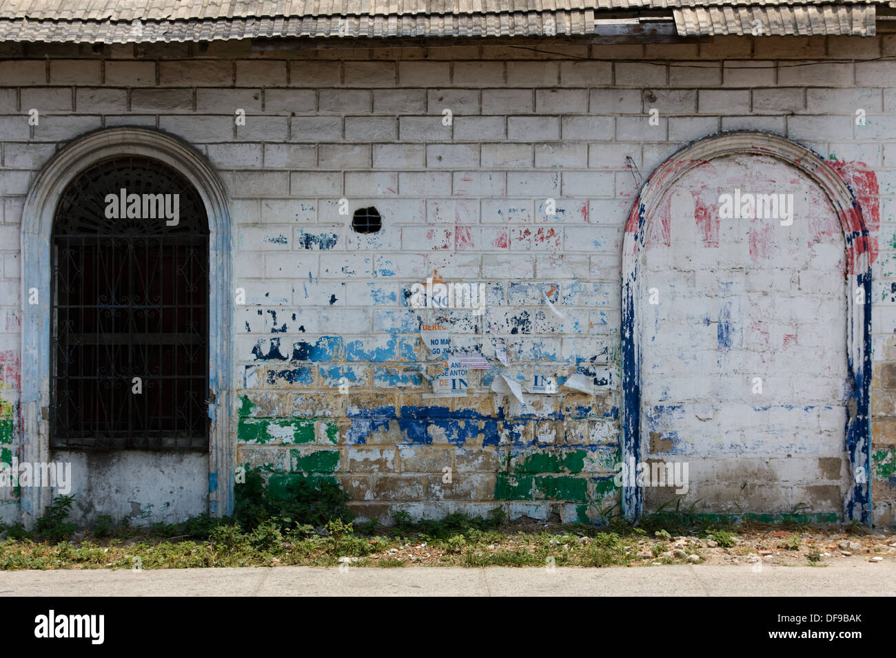 Decaying wall hi-res stock photography and images - Alamy