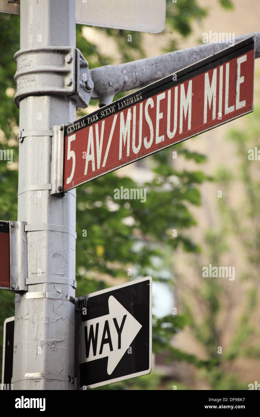 Nyc side street hi-res stock photography and images - Alamy