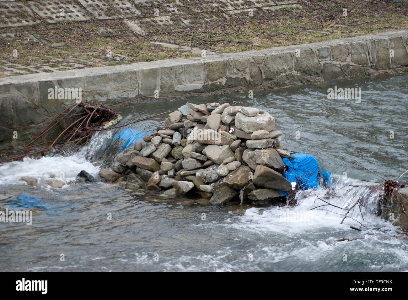 Dirty river hi-res stock photography and images - Alamy