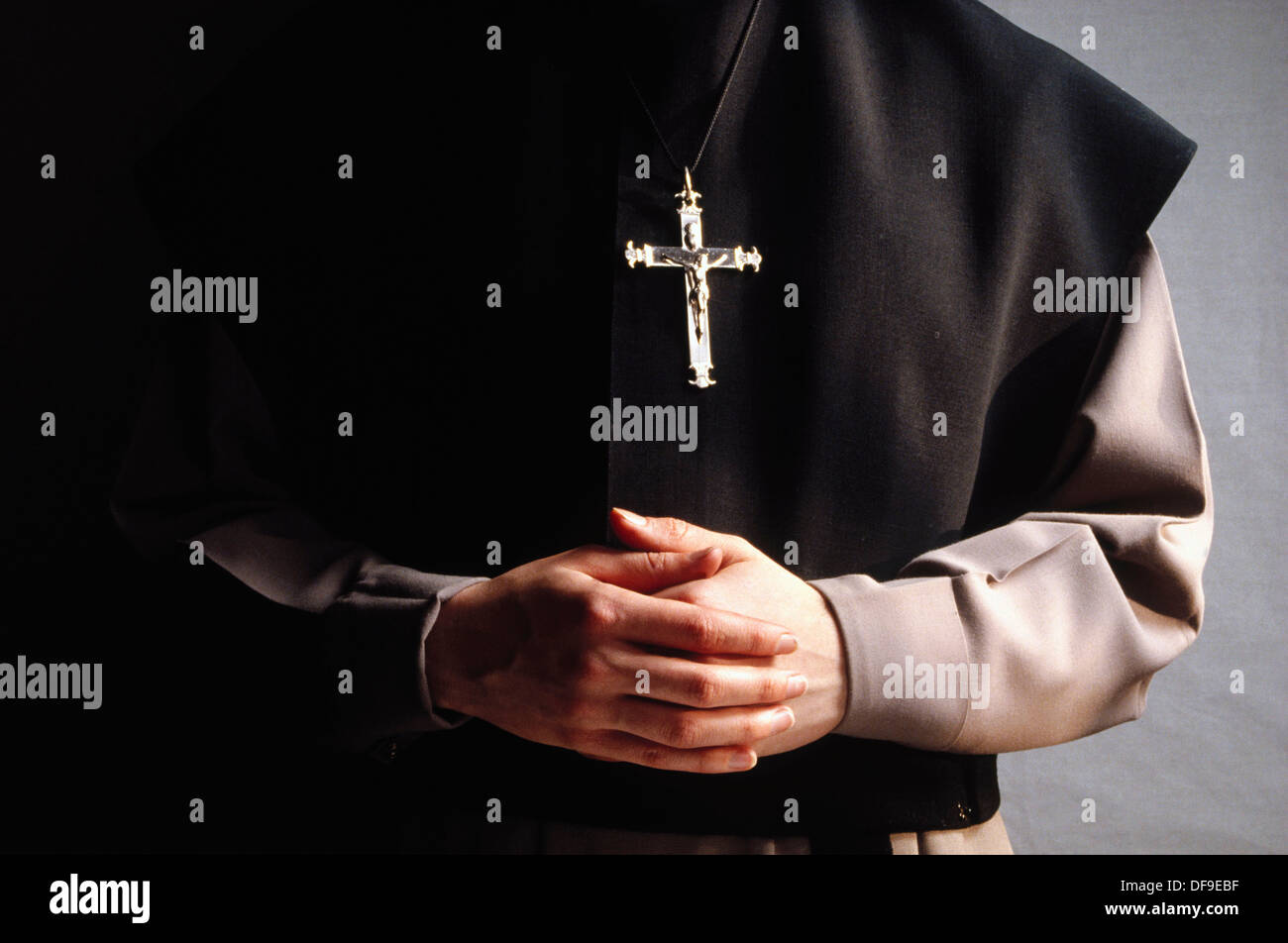 Nun crucifix hi-res stock photography and images - Alamy