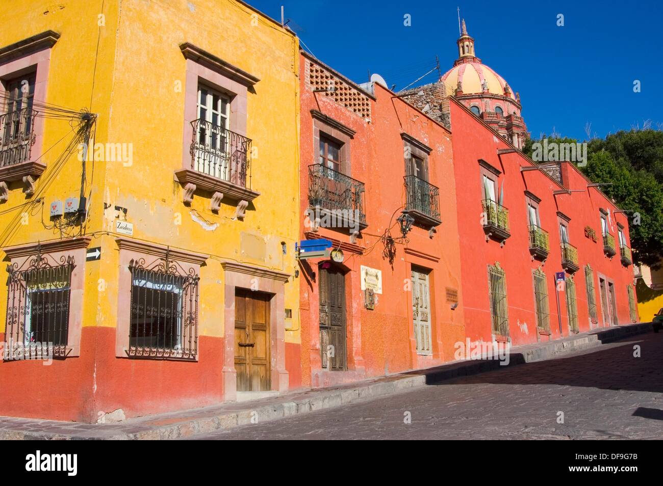 Fachada iglesia mexico hi-res stock photography and images - Alamy