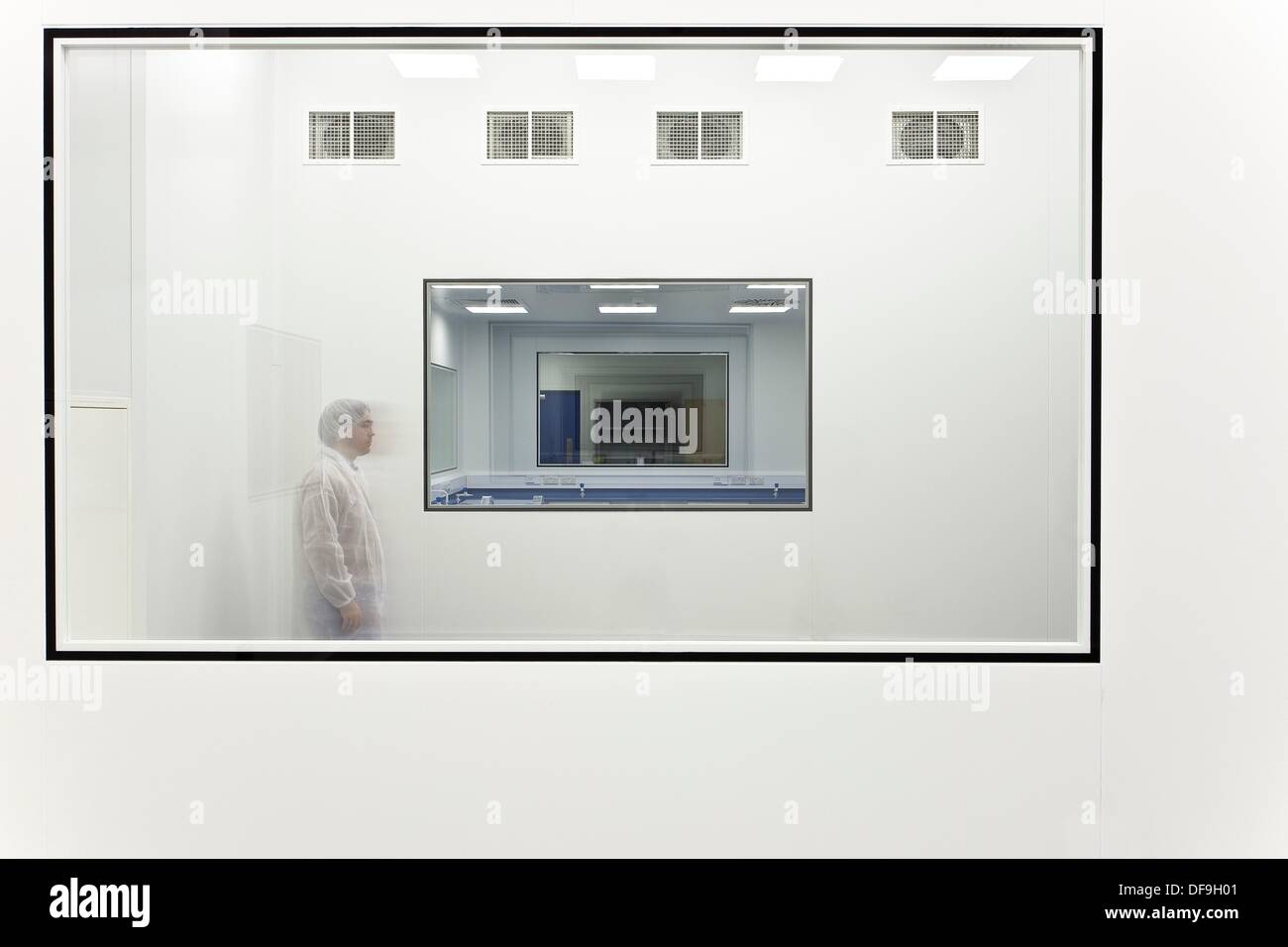 Clean room technician hi-res stock photography and images - Alamy