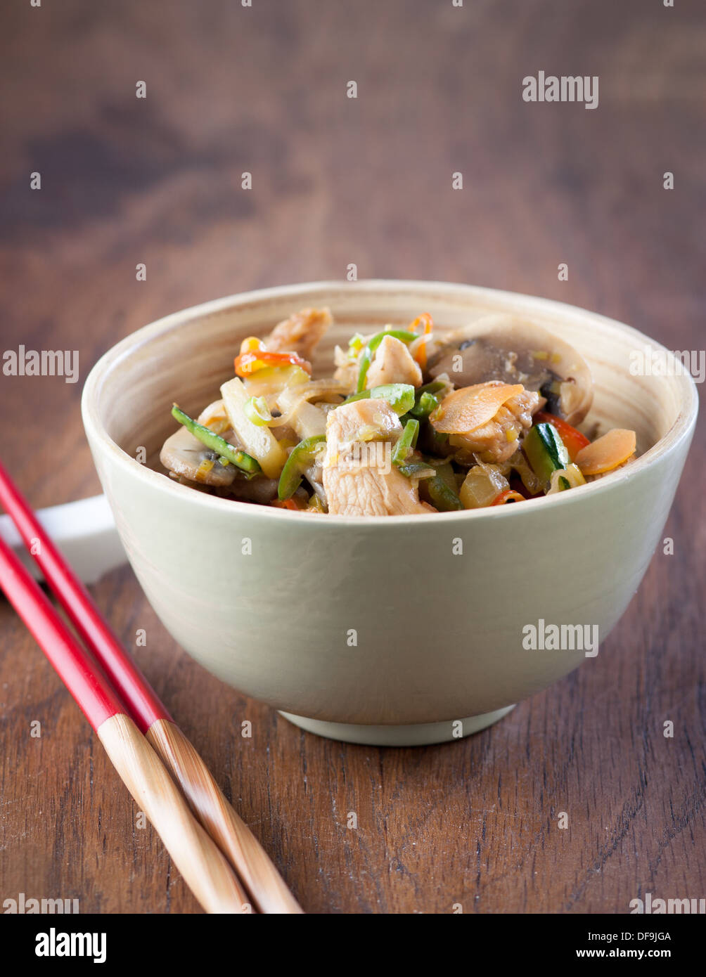 Delicious bowl of vegetables and chicken wok Stock Photo - Alamy