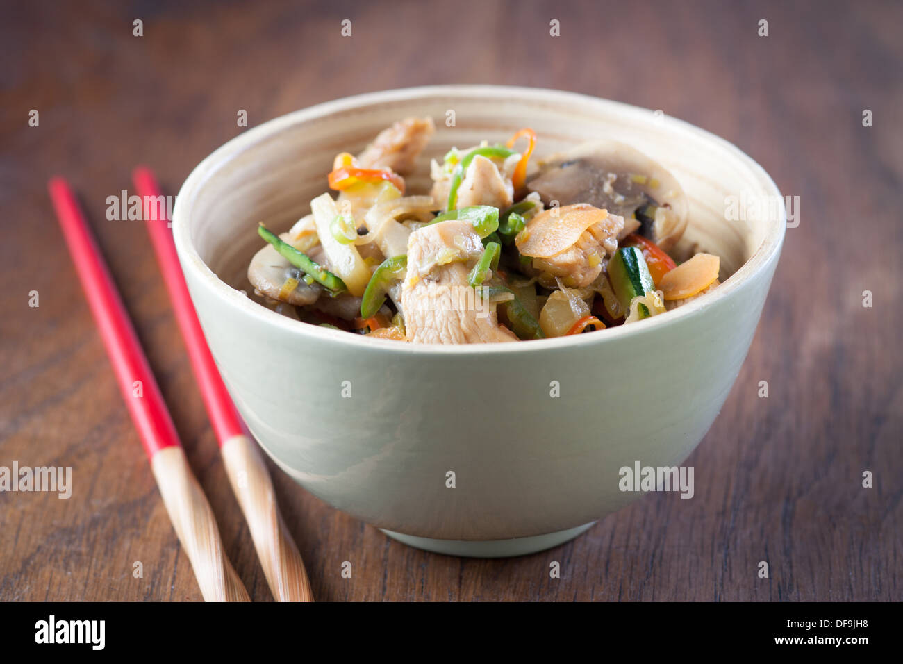 Delicious bowl of vegetables and chicken wok Stock Photo - Alamy