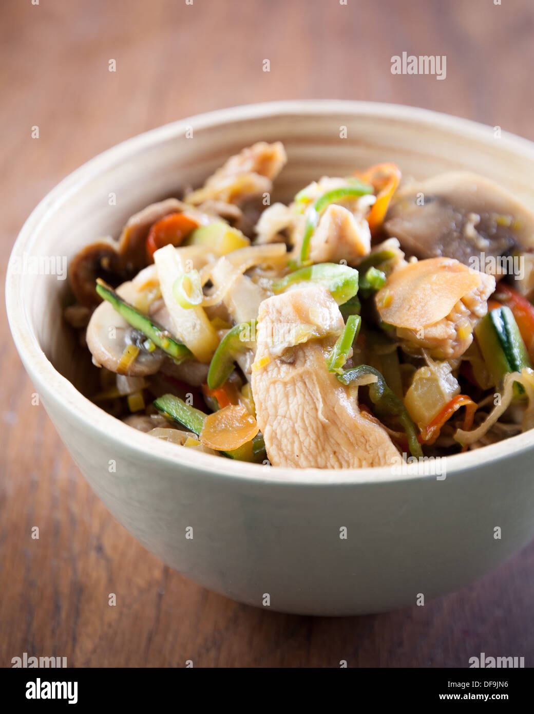 Delicious bowl of vegetables and chicken wok Stock Photo - Alamy