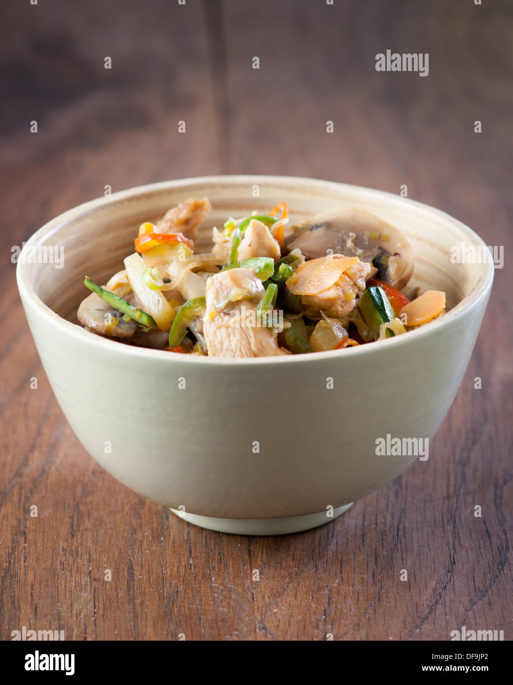 Delicious bowl of vegetables and chicken wok Stock Photo - Alamy