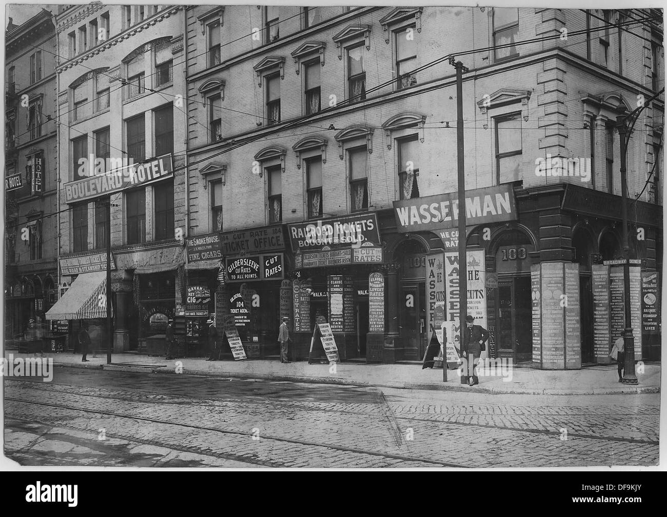 Market street st louis Black and White Stock Photos & Images - Alamy