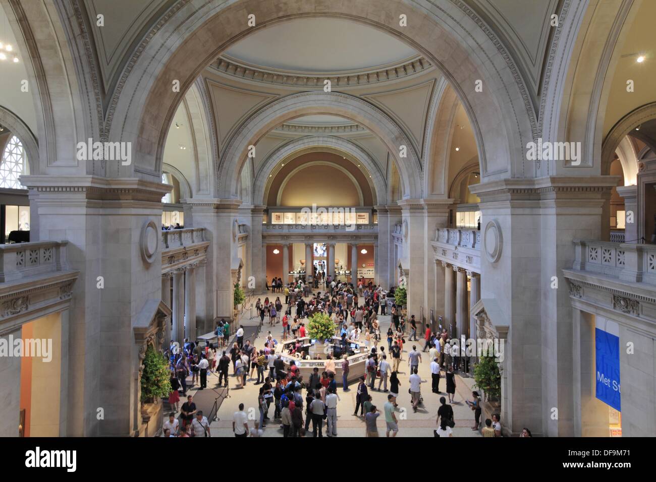 Metropolitan museum art great hall hi-res stock photography and images ...