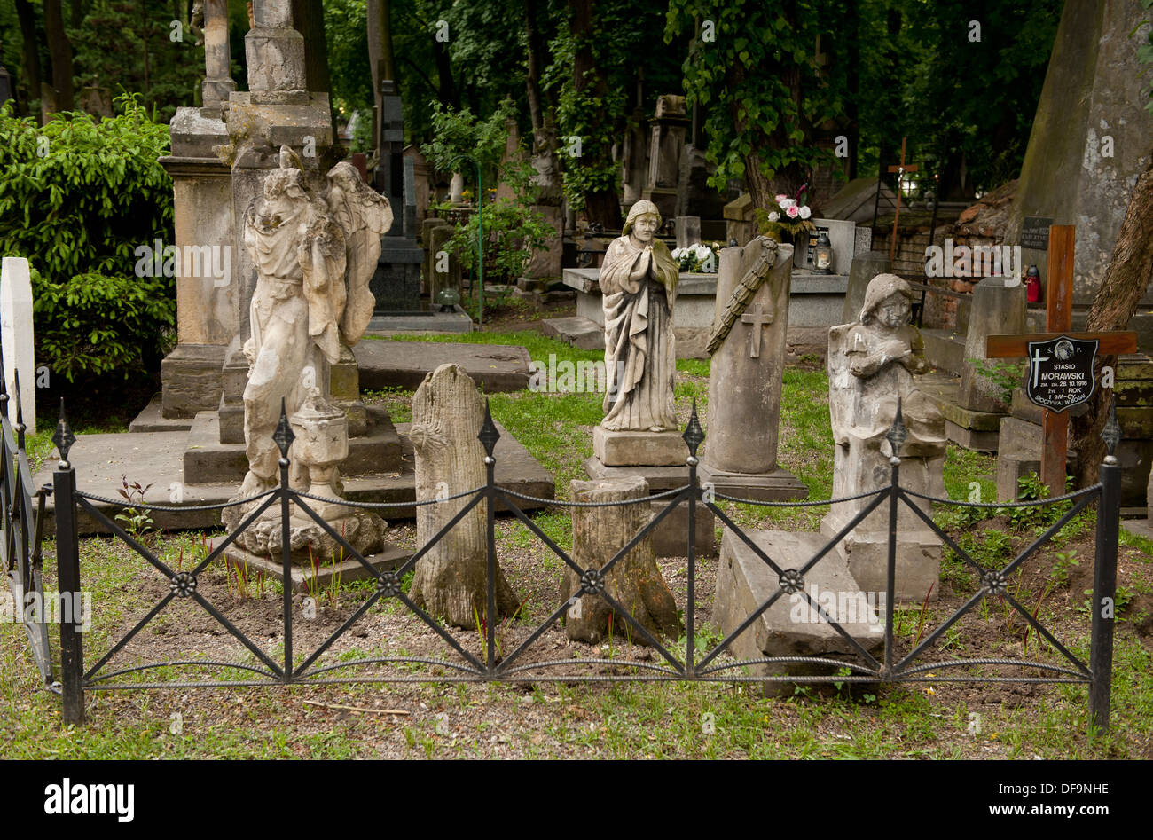 stone people statue on graves Stock Photo - Alamy