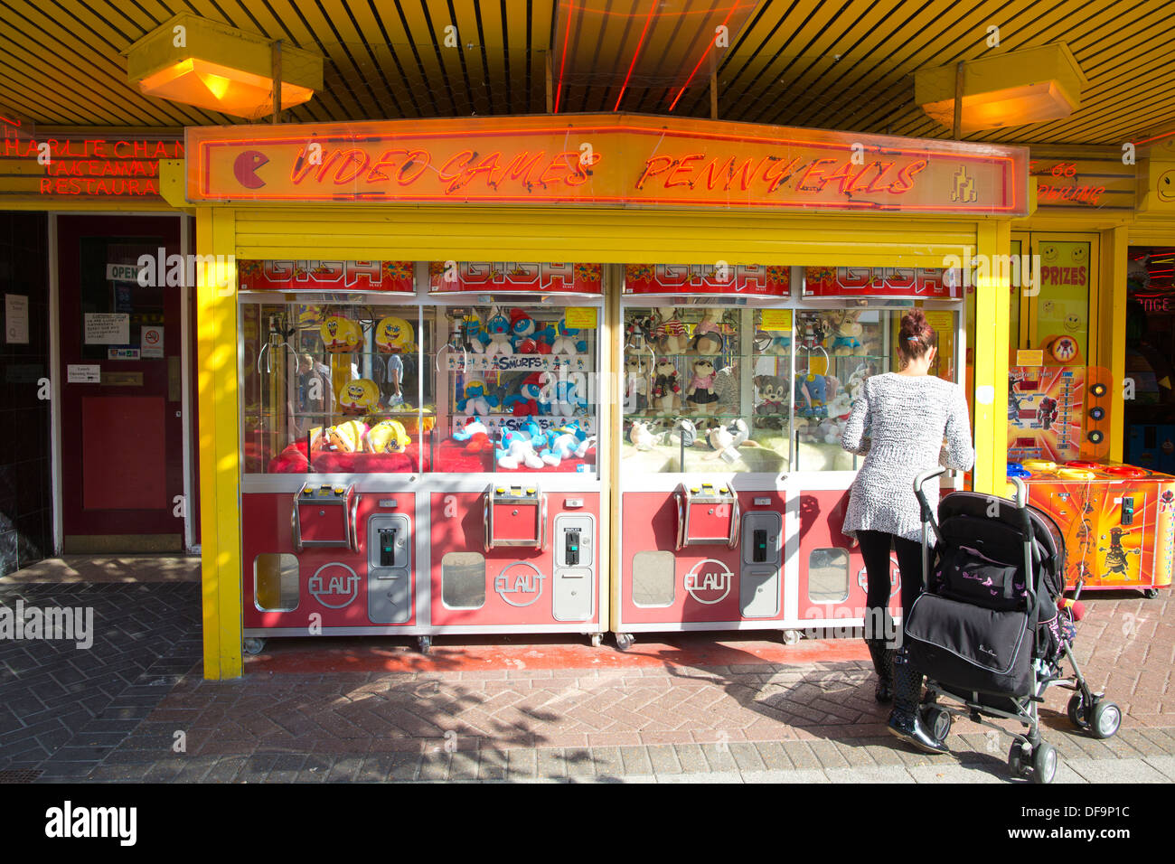 Amusement arcade on clacton pier hi-res stock photography and images ...