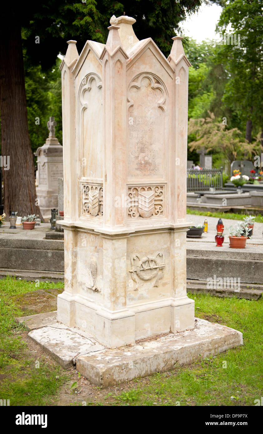 Cemetery grave tomb obelisk hi-res stock photography and images - Alamy