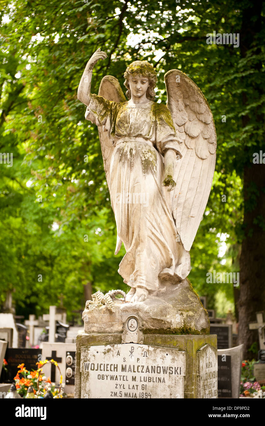 Statue angel wings on cemetery hi-res stock photography and images - Alamy