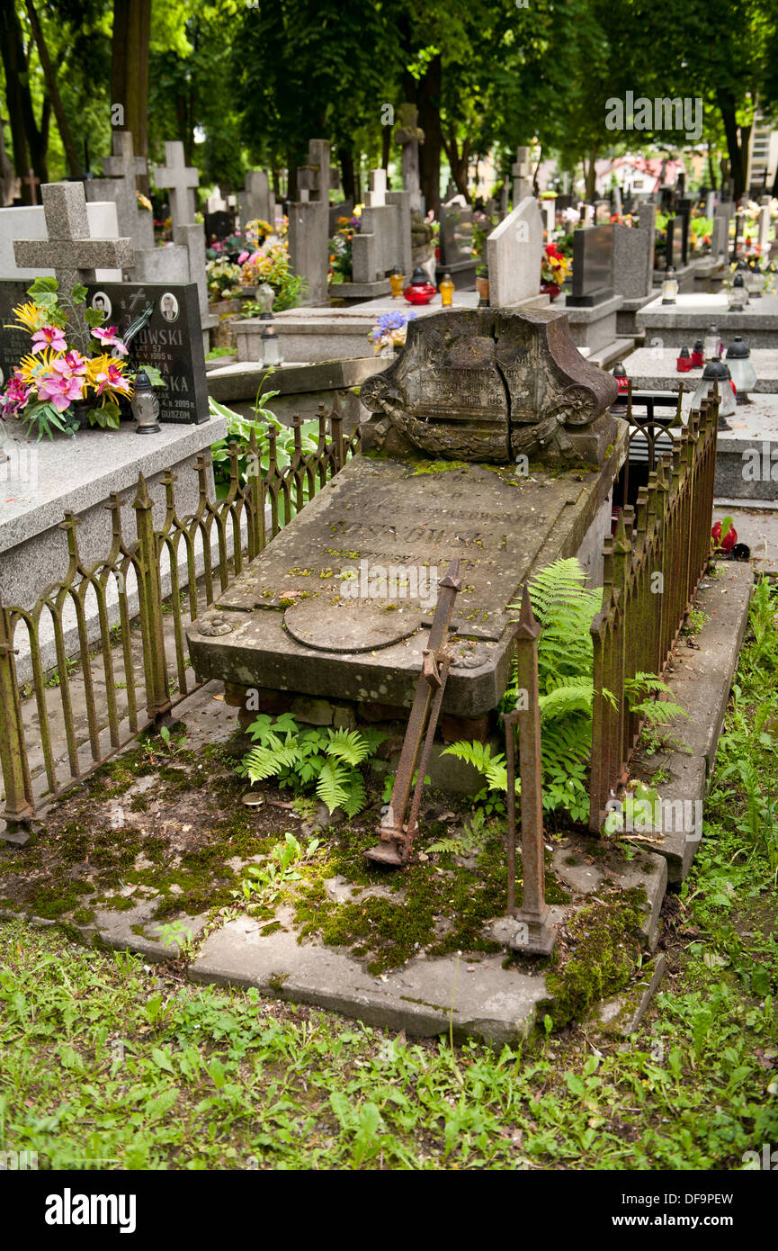 Old graves at cemetery hi-res stock photography and images - Alamy