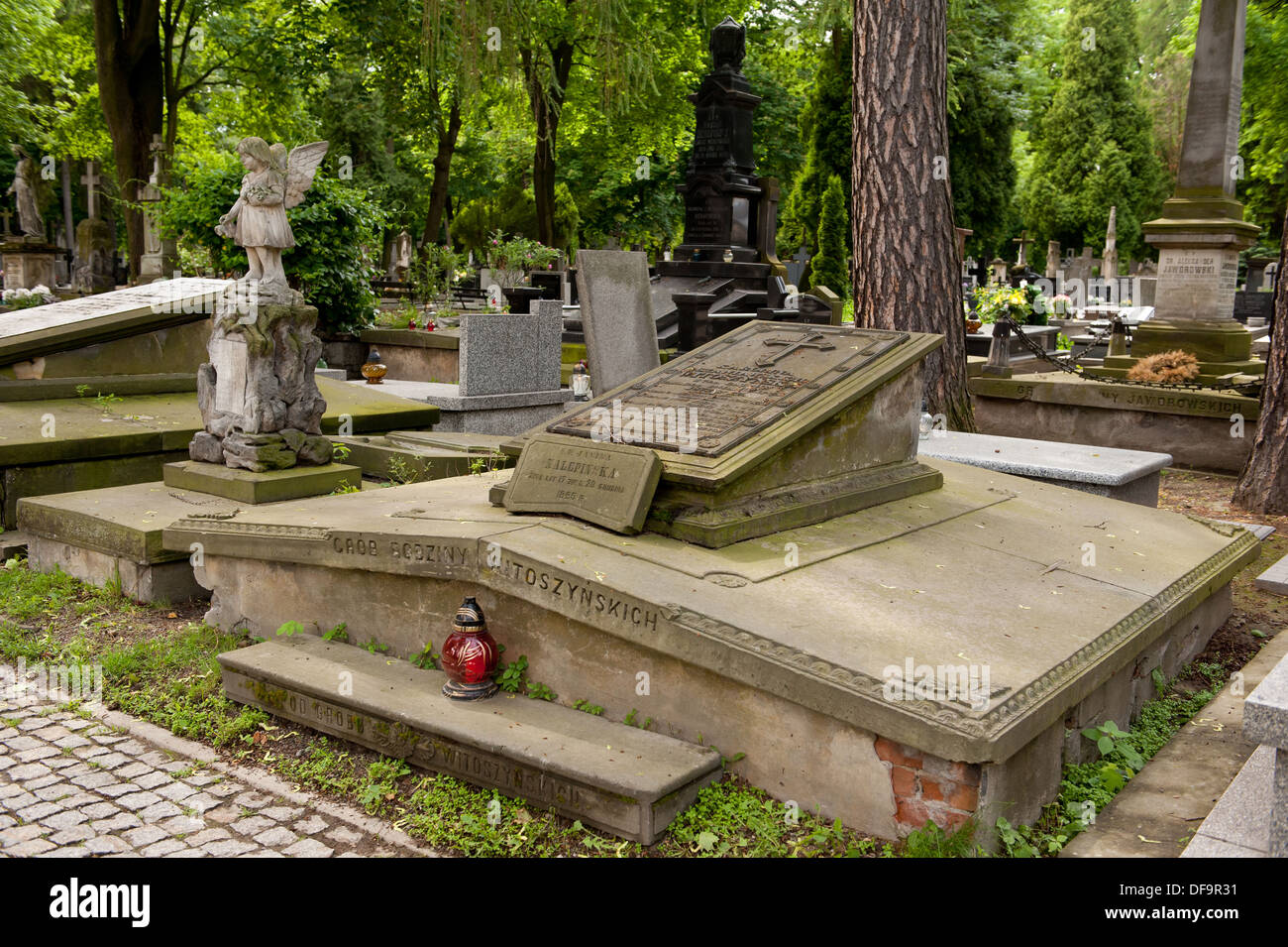 decorative tomb and angel statue on grave Stock Photo - Alamy