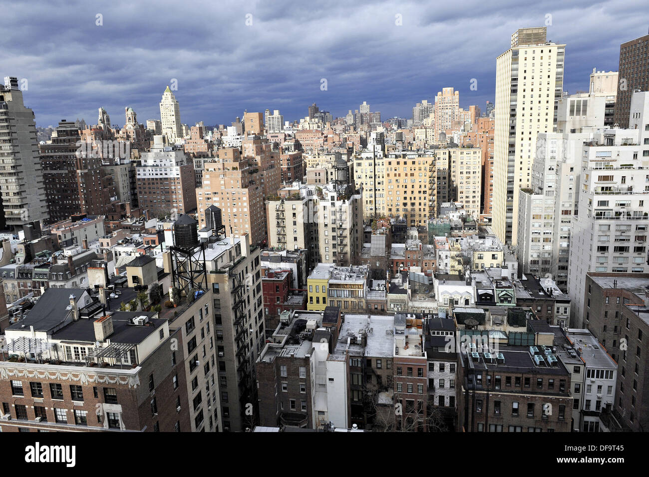 City skyline shadow hi-res stock photography and images - Alamy