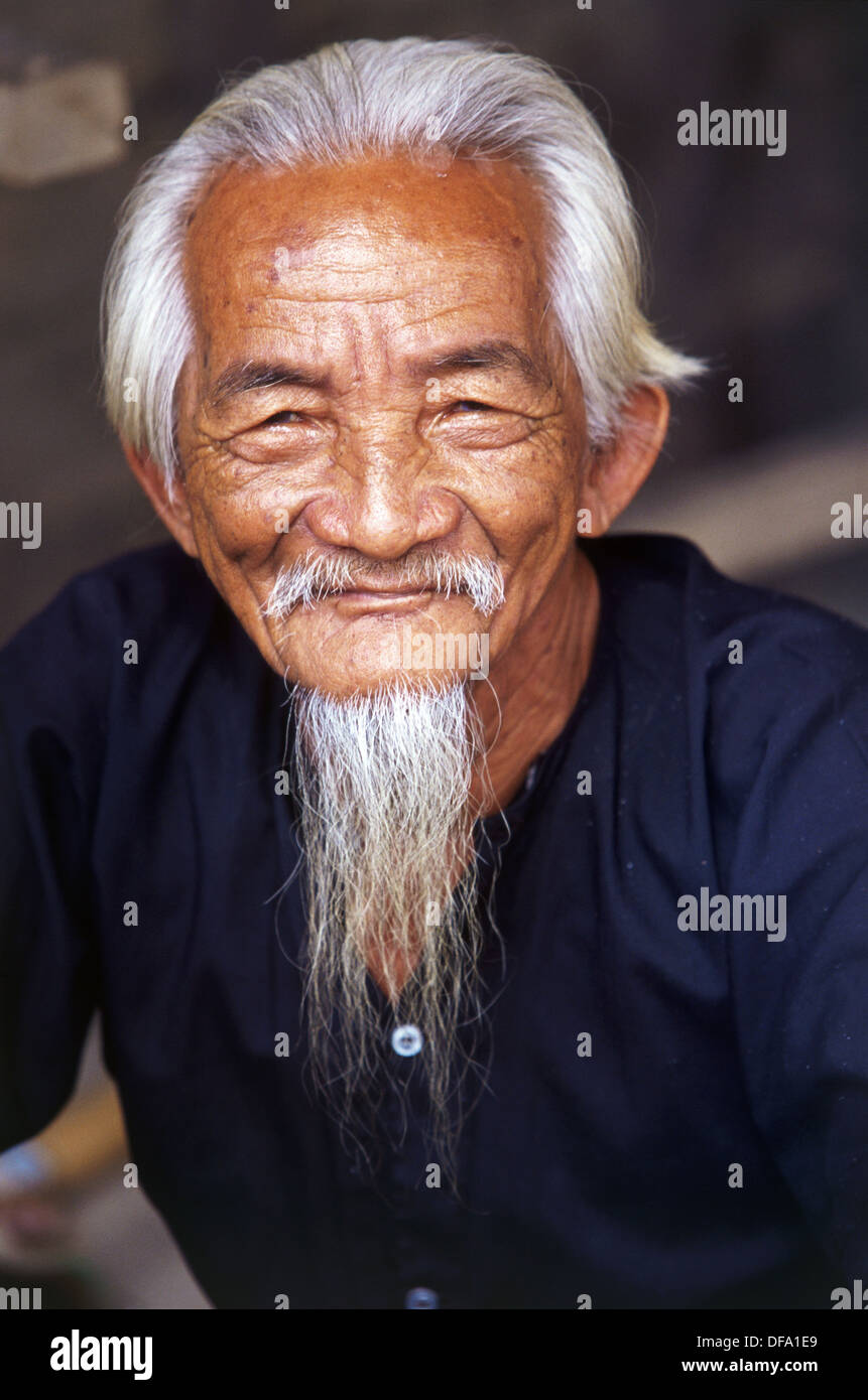 Old man portrait vietnam southeast hi-res stock photography and images ...