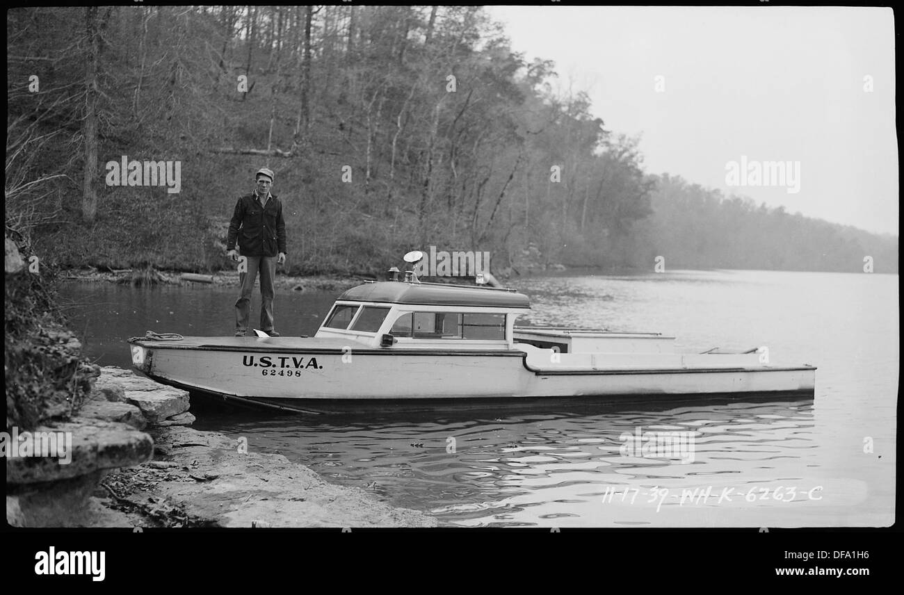 Boat maintenance facilities Black and White Stock Photos & Images - Alamy