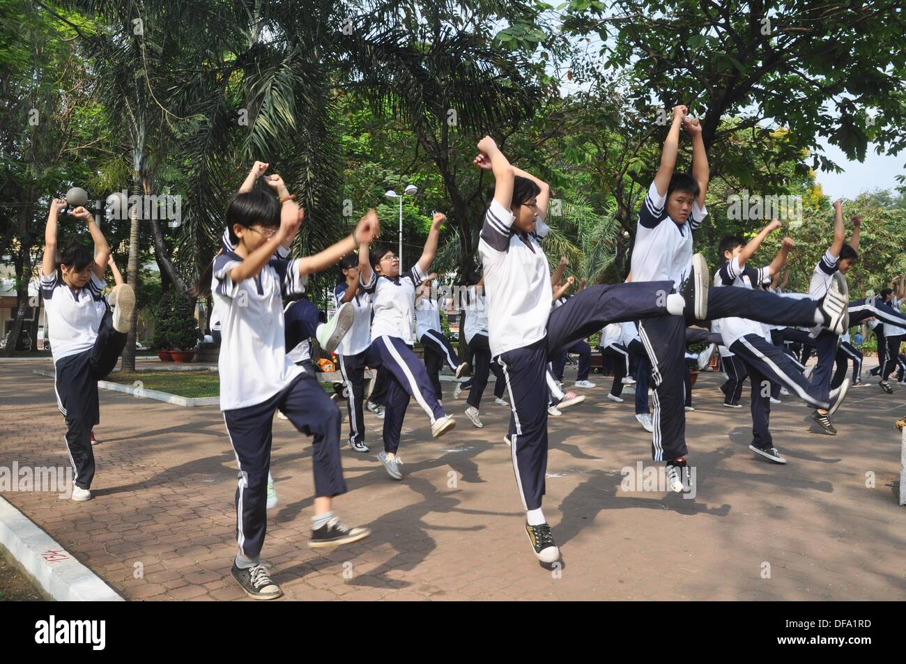 China students exercising hi-res stock photography and images - Alamy