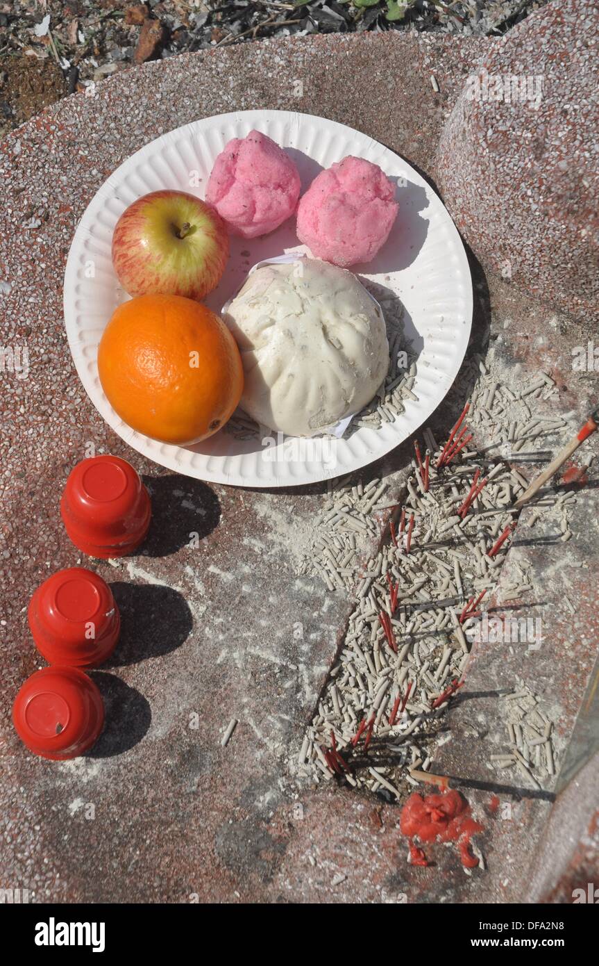 Chinese ancestor grave offerings hi-res stock photography and images ...