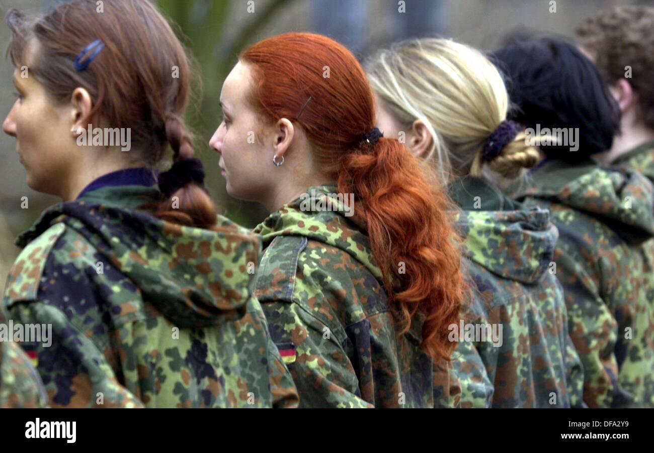 The first young female recruits enlist for military service together ...