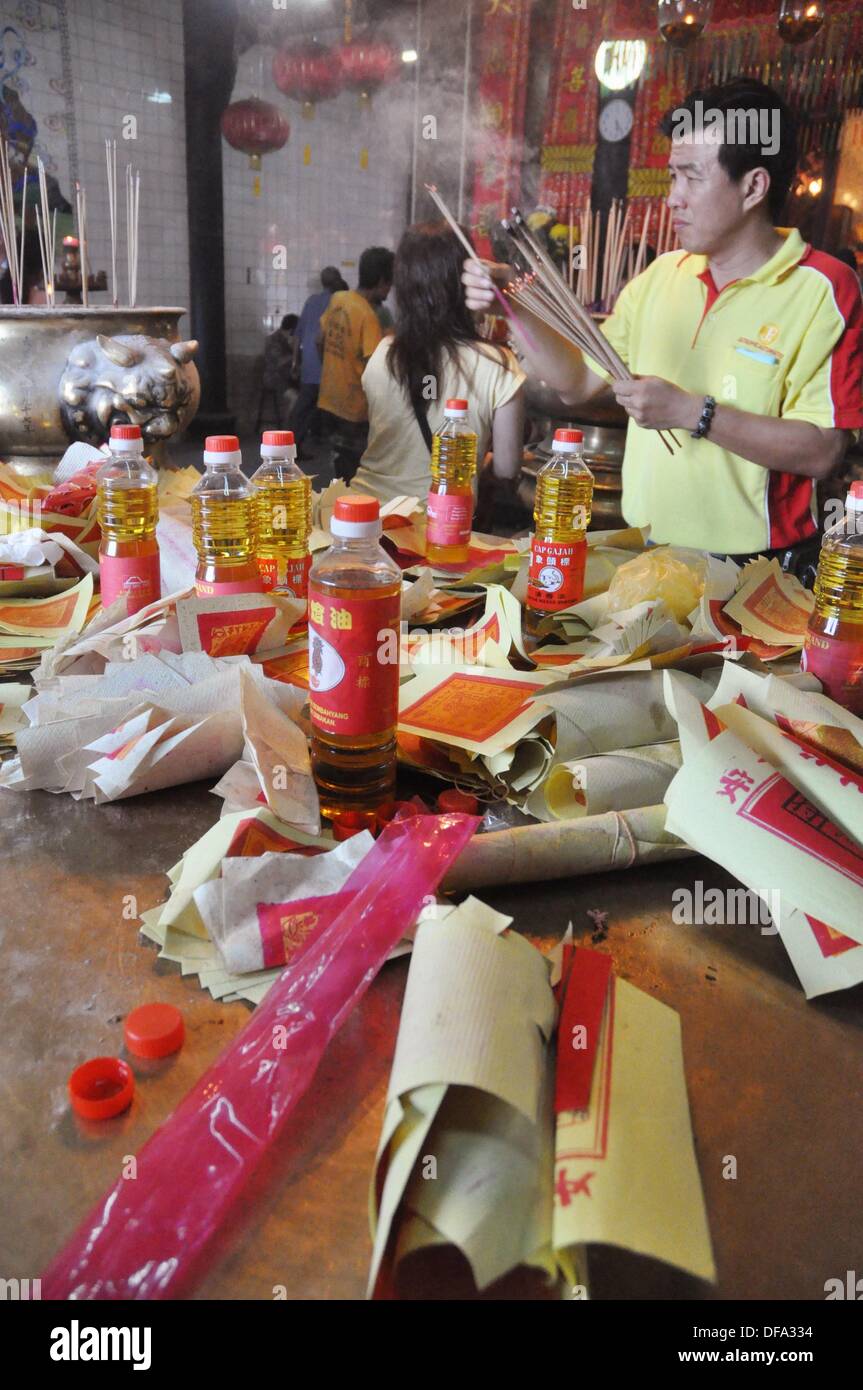 Chinese man praying at goddess mercy hi-res stock photography and ...