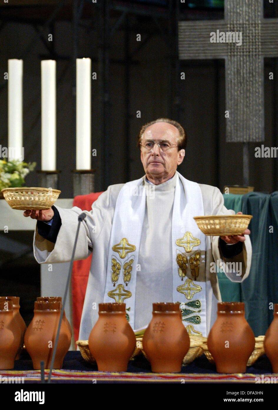 Priest blessing congregation hi-res stock photography and images - Alamy