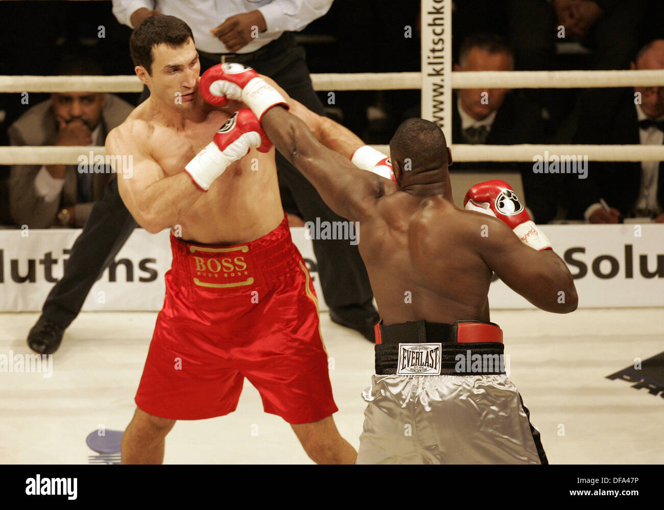 Boxer Wladimir Klitschko (l) and Ray Austin (r) during their world ...