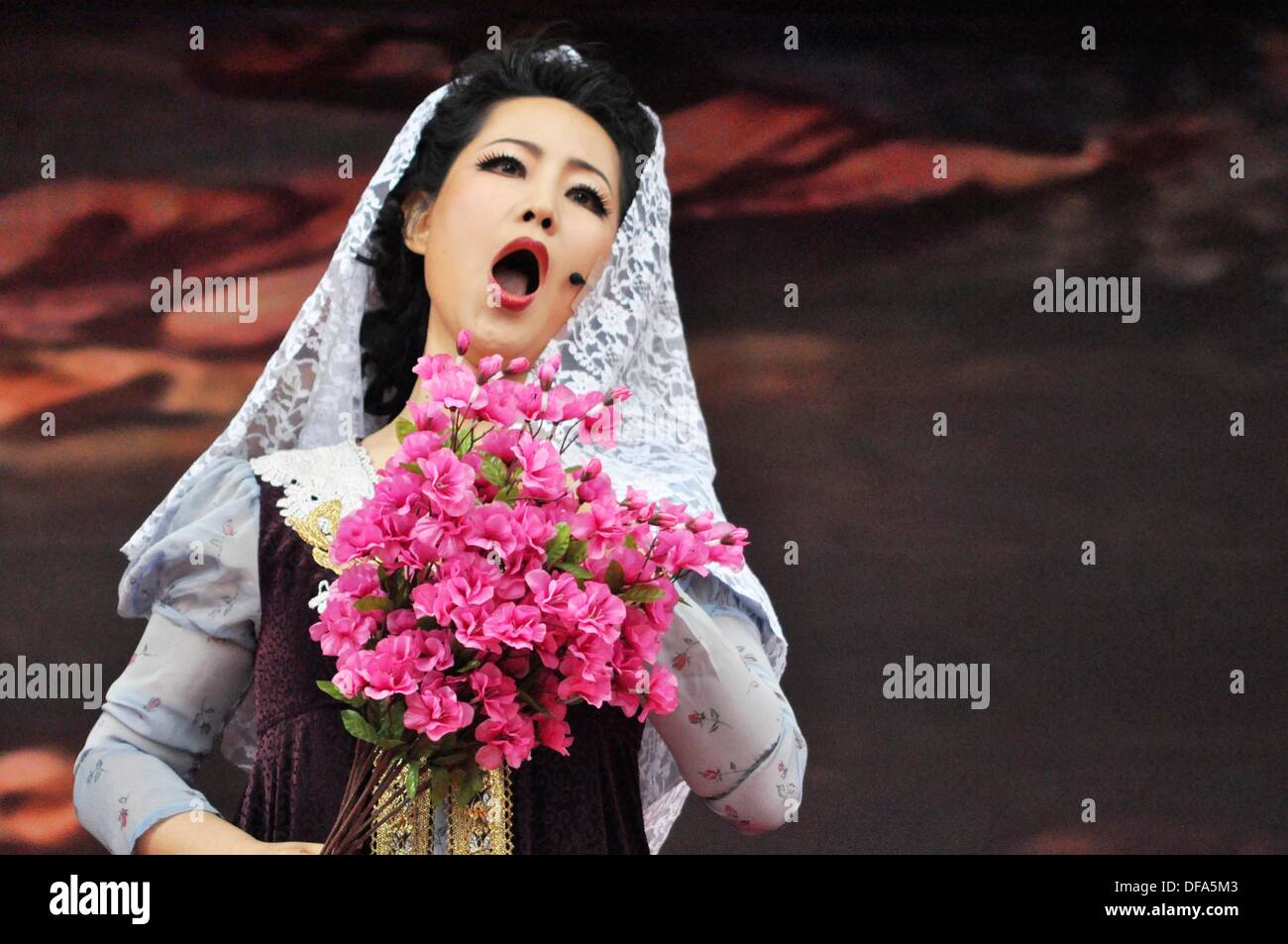 Korea woman sing hi-res stock photography and images - Alamy
