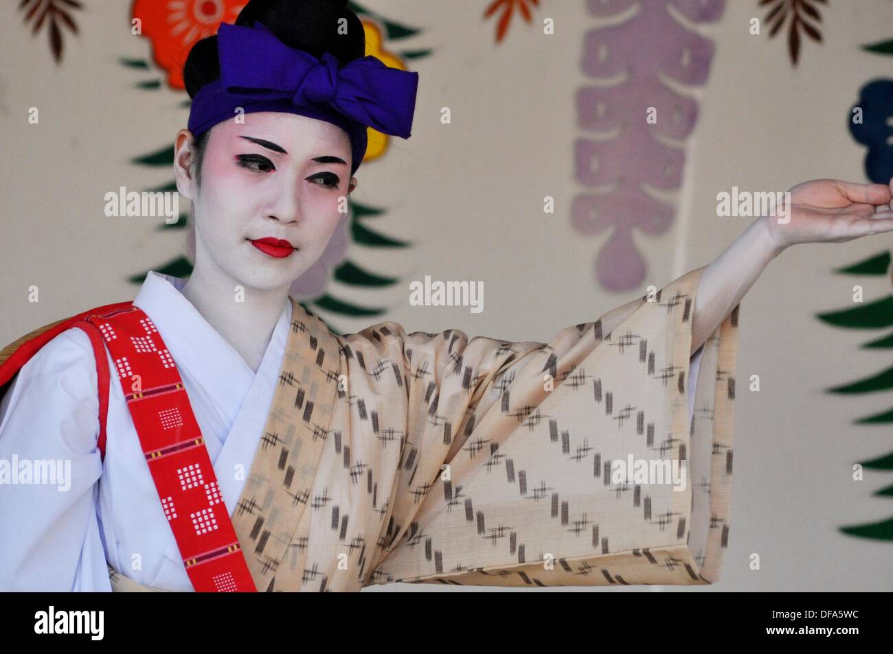 Traditional dance at the shuri castle hi-res stock photography and ...