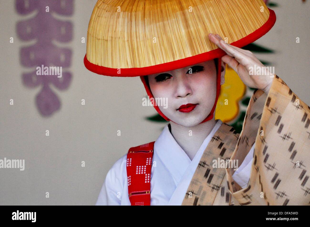 Naha (Japan): traditional dance at the Shuri Castle Stock Photo - Alamy
