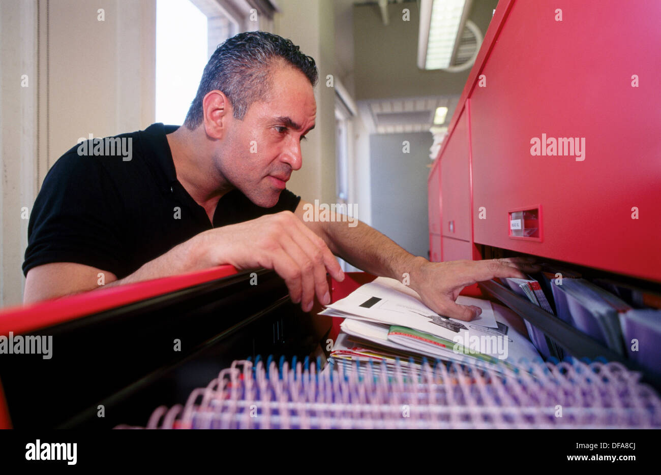 Black man search drawer hi-res stock photography and images - Alamy