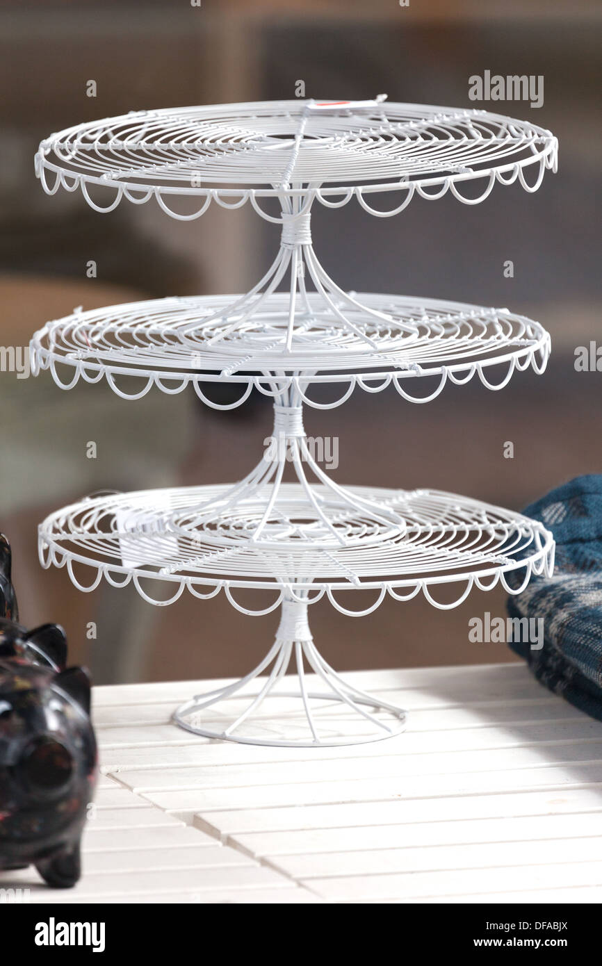 Empty cake stand hi-res stock photography and images - Alamy