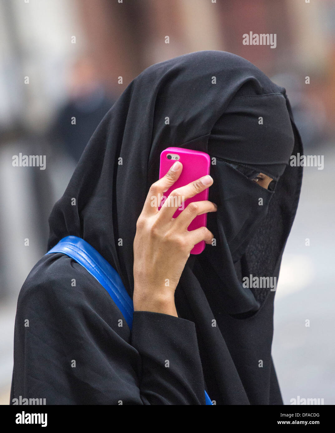 Niqab wearing muslim hi-res stock photography and images - Alamy