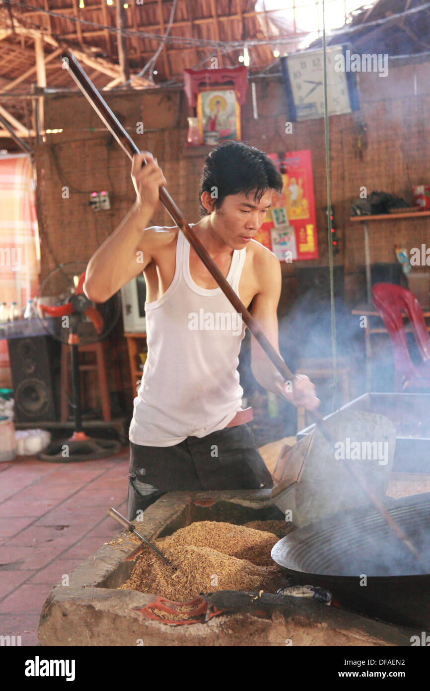 Puff rice production in Vietnam Stock Photo - Alamy