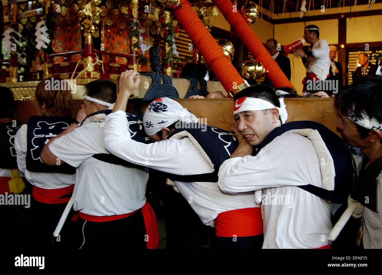 Crowd carrying mikoshi hi-res stock photography and images - Alamy