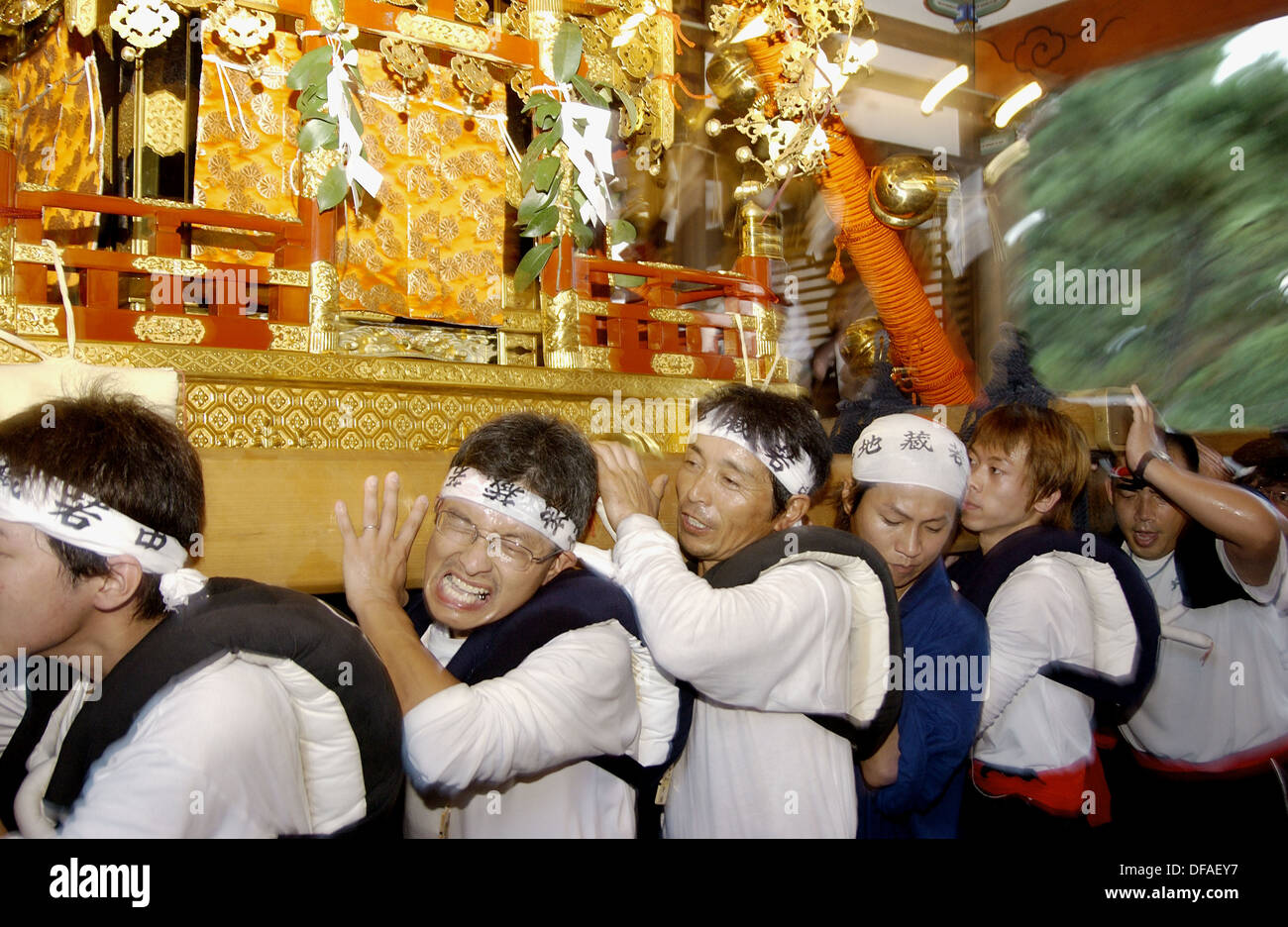 Crowd carrying mikoshi hi-res stock photography and images - Alamy
